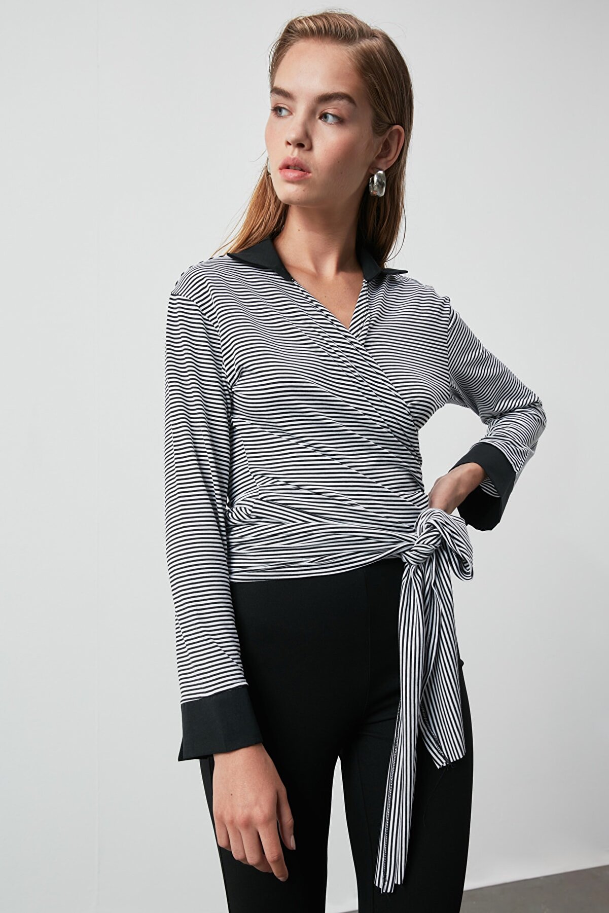 Trendyolmilla Siyah Yaka Detaylı Bağlamalı Örme Bluz TWOAW21BZ0544 ...