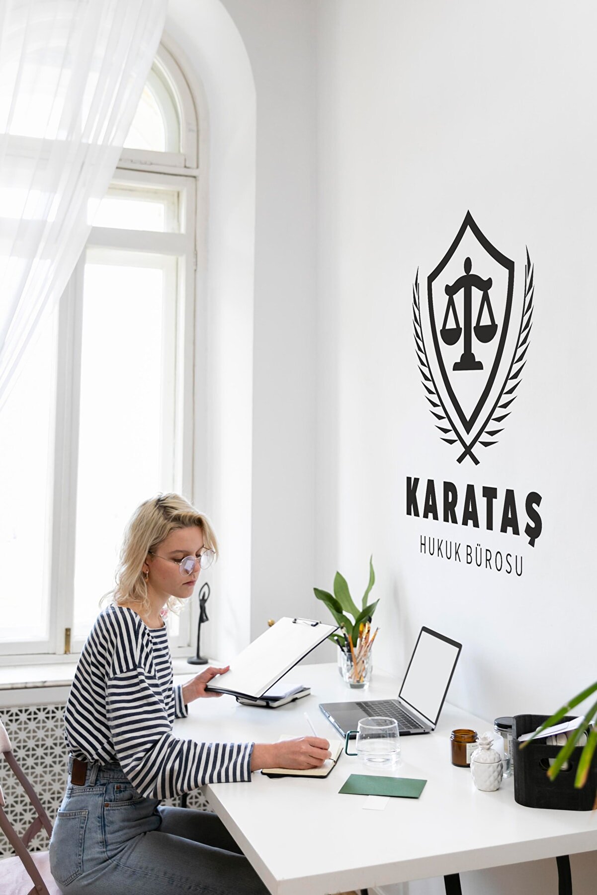 boldwallz Avukatlara Ve Hukuk Bürolarına Adalet Terazili Isim Yazılı Dekoratif Duvar Stickerı ...