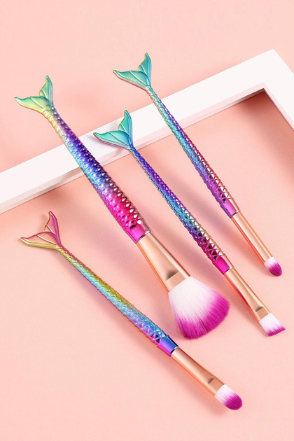 fish makeup brush