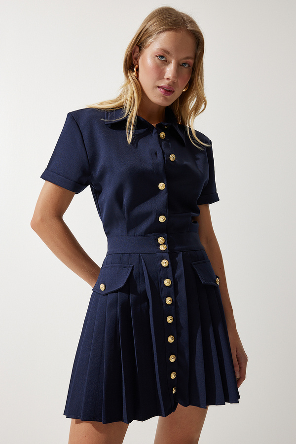 Kleid Mit Goldenen Knopfen