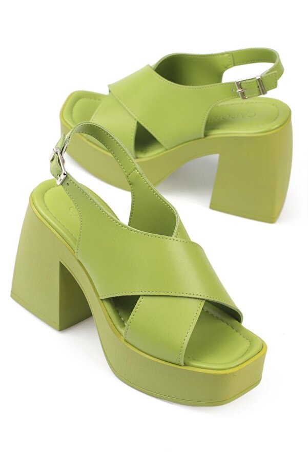 Capone Outfitters Capone Blunt Toe Cross Wide Strap Plateau-Sandalen in ...