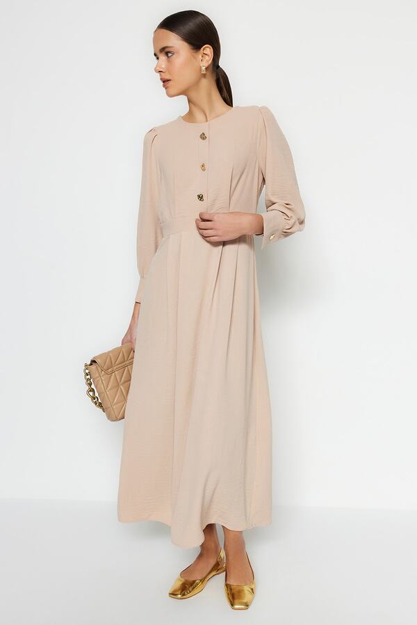 Kleid Mit Goldenen Knopfen