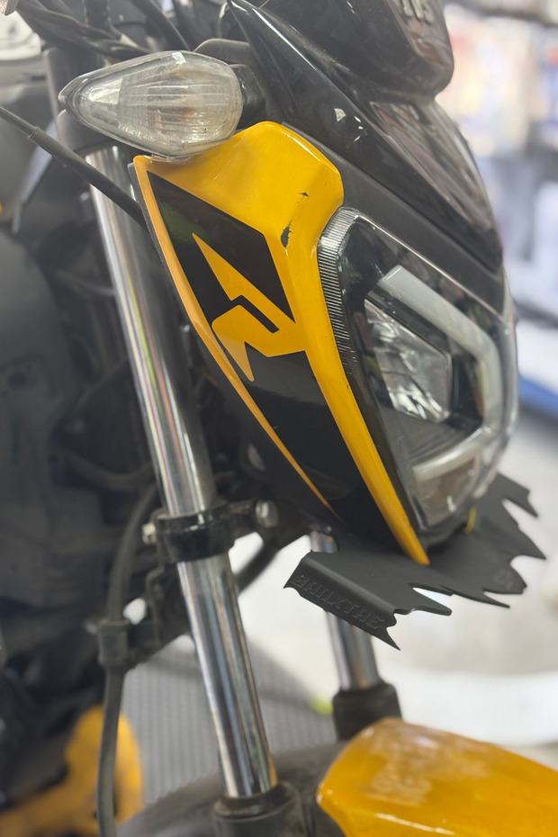 Banxtre TVS Raider için Siyah R Logolu Far Kaşı Sticker Etiket (Sağ ve Sol) - Fiyatı, Yorumları