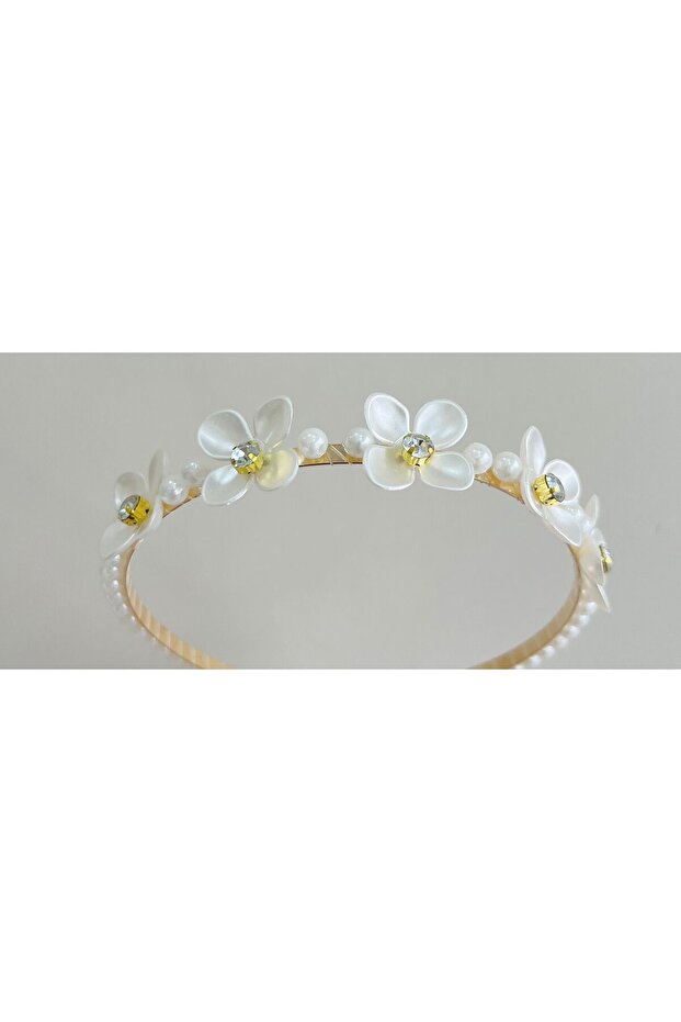 glowbysimna BEYAZ ÇİÇEKLİ İNCİ DETAYLI TAÇ - Fiyatı, Yorumları