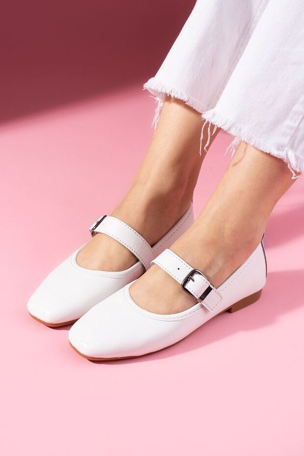 FUGA MODA Лорена бели кожени балерини с дебел каишка и златна катарама ...