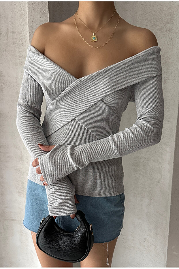 ezber moda tricotaj cu striații MADONNA CU GULER DESCHIS- Trendyol