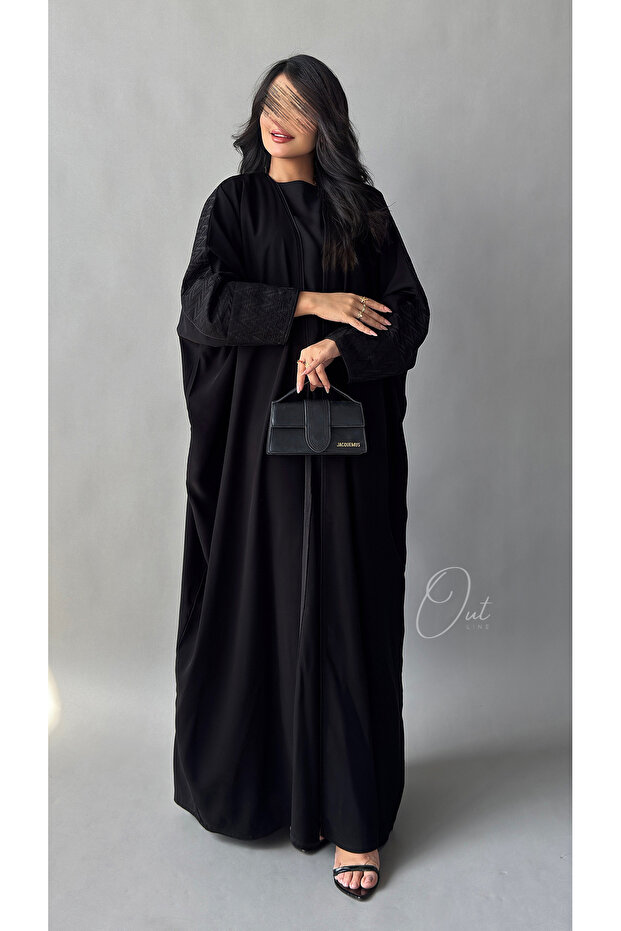 outline عباية سوداء مع اكمام مطرزة- ترينديول