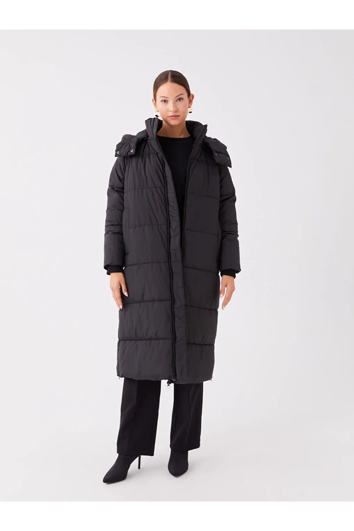 LC Waikiki LCWAIKIKI Classic Kapüşonlu Düz Oversize Kadın Şişme Mont ...