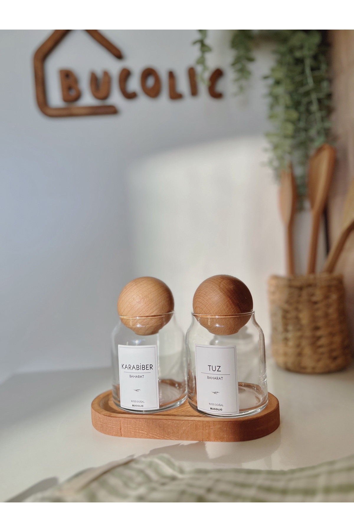 BUCOLIC Ahşap Standlı 2’li Ahşap Top Kapaklı Cam Baharatlık Seti / Karabiber-tuz Fiyatı ...