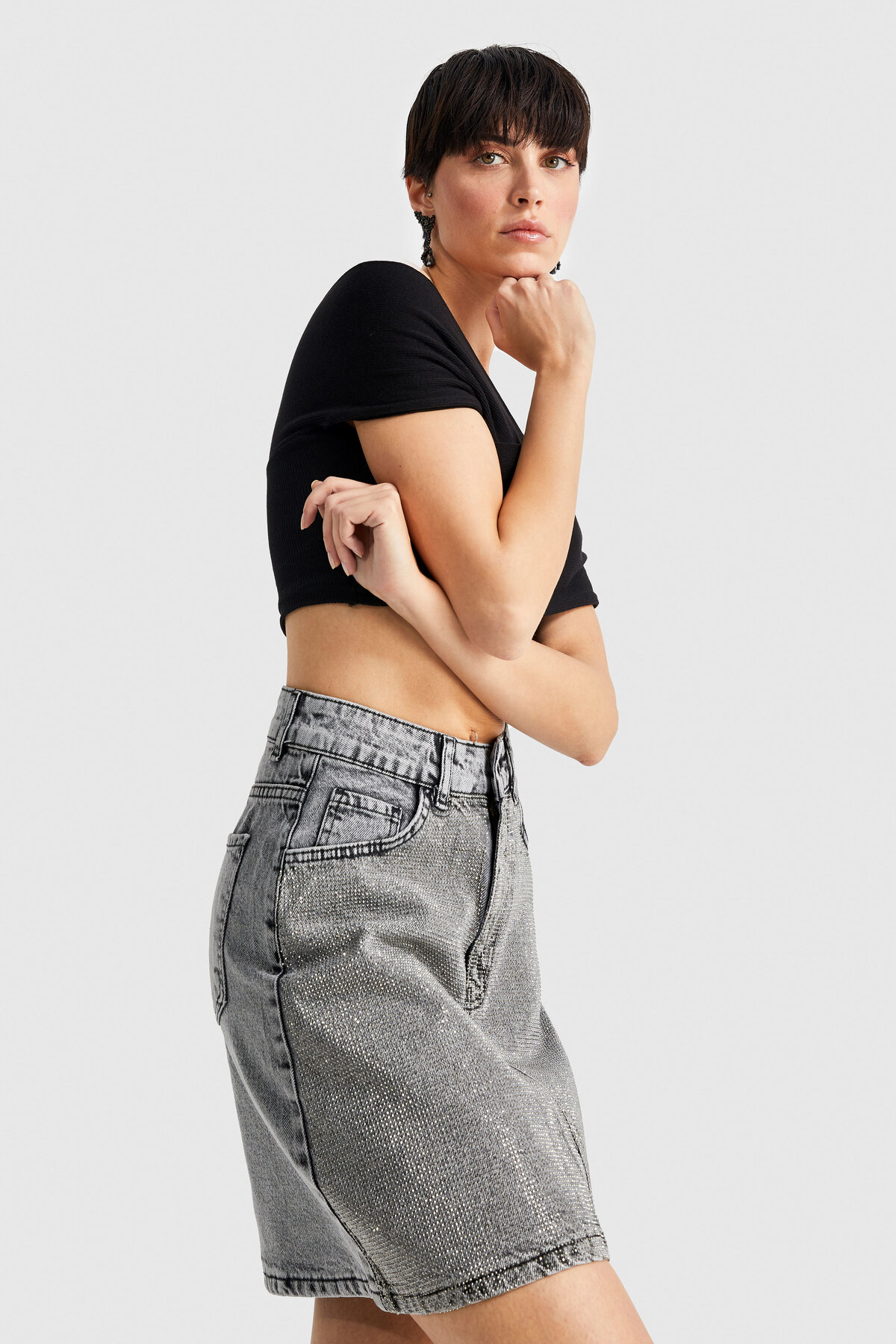 its basic Kadın Gri Füme Renk Önü Parlak Taşlı Straight Fit Denim Etek ...