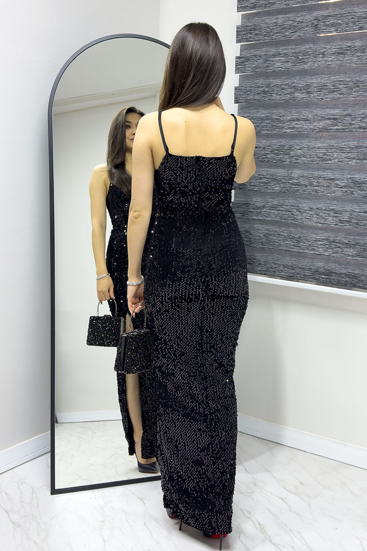 Elbise Delisi Siyah Ayarlanabilir Askılı Pul Payet Tasarım Yırtmaçlı ...