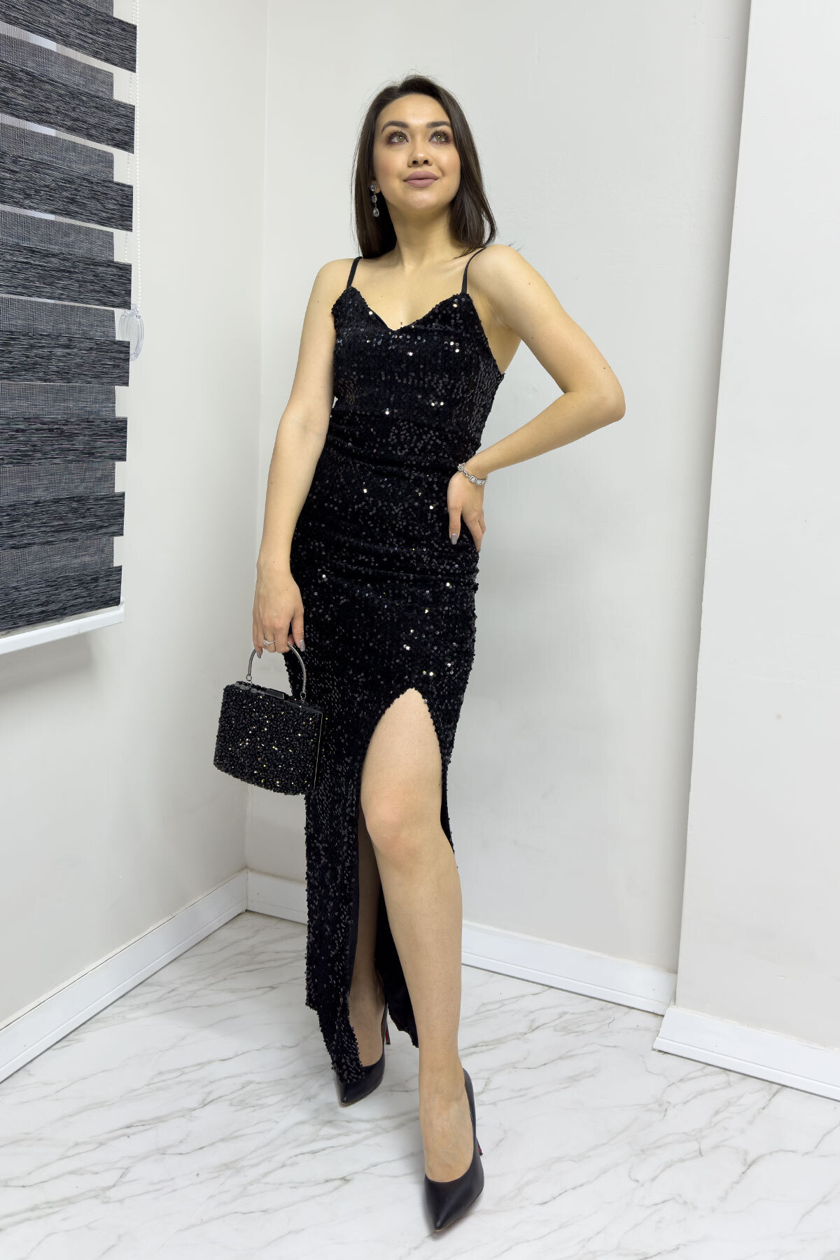 Elbise Delisi Siyah Ayarlanabilir Askılı Pul Payet Tasarım Yırtmaçlı ...