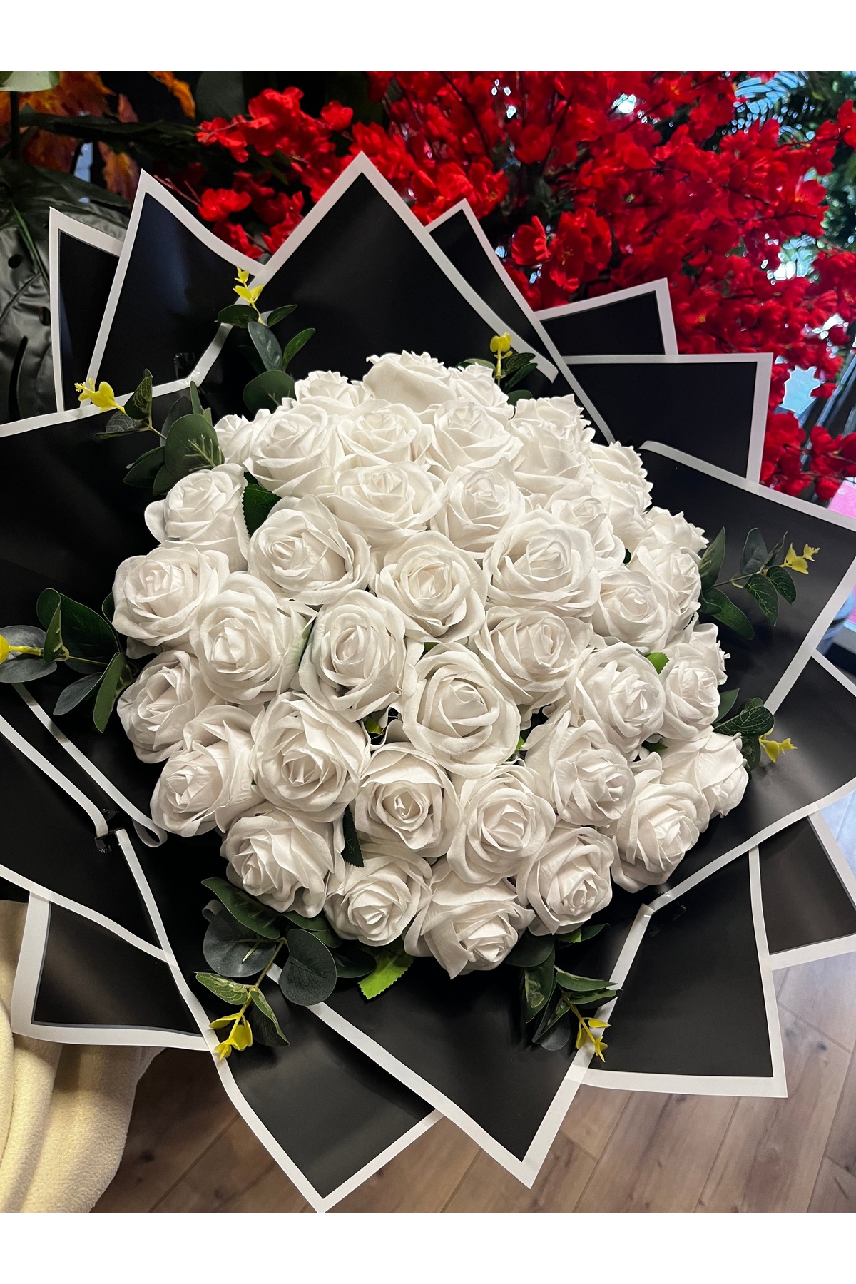 Pika 41 Beyaz Kadife Gül Buketi - Okaliptus Beyaz gül Buketi - İsteme ...