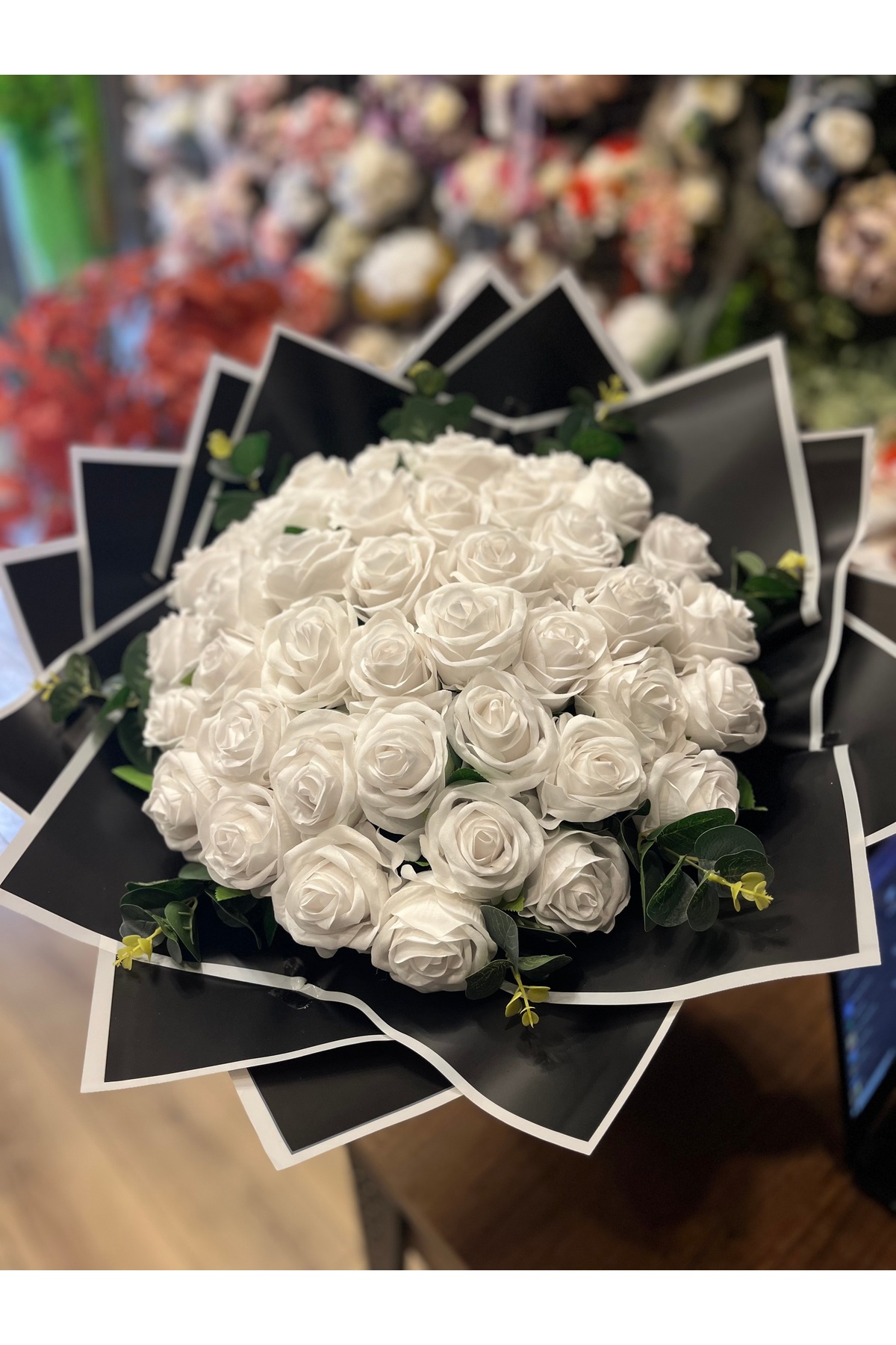 Pika 41 Beyaz Kadife Gül Buketi - Okaliptus Beyaz gül Buketi - İsteme ...