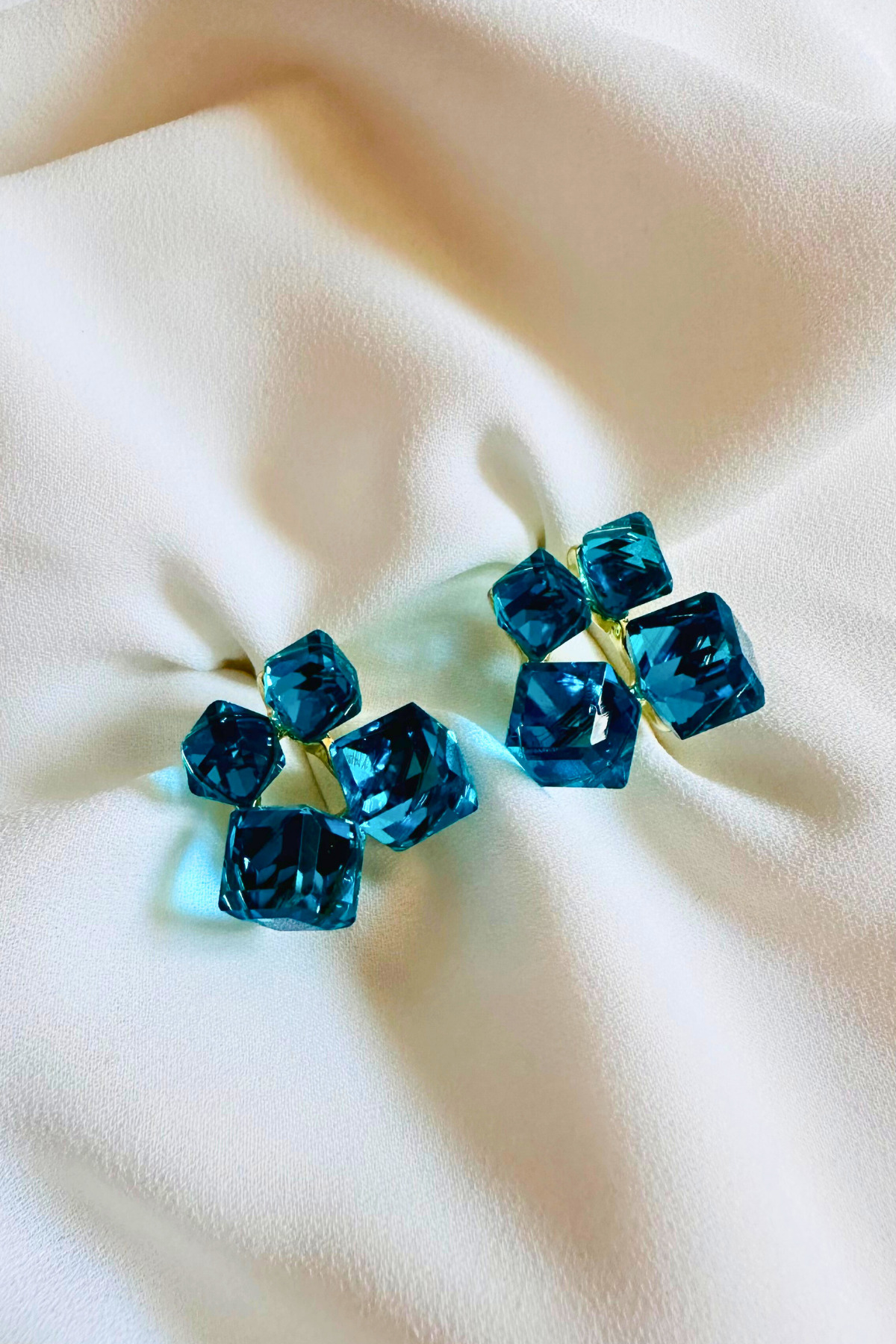 PETEK AKSESUAR Sw Kristal Küp Küpe Fiyatı, Yorumları - Trendyol