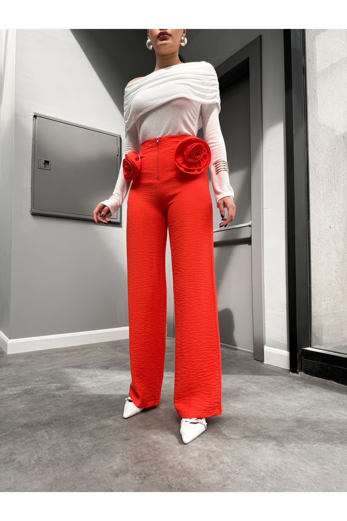 ESRAHELVACI Pantaloni cu flori de rodie cu brosa cu flori- Trendyol