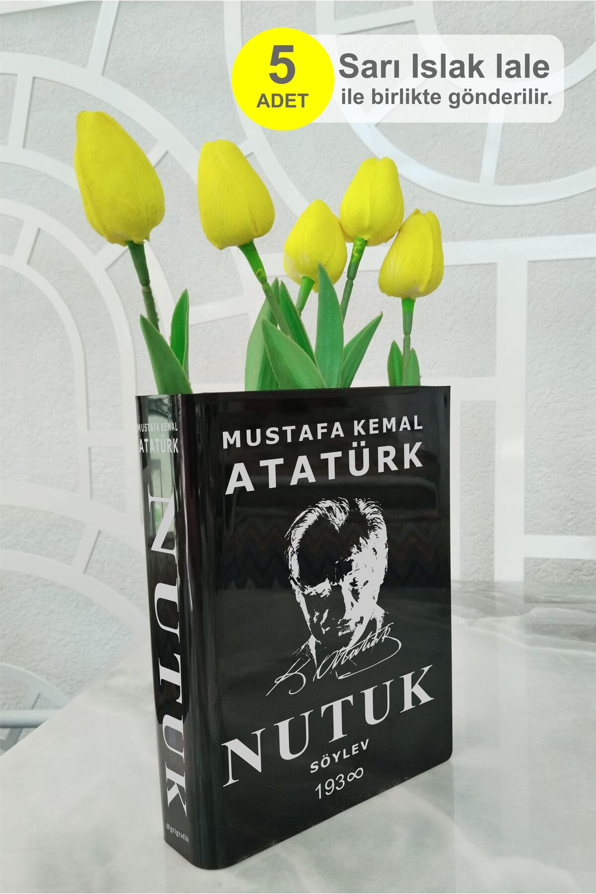 Gri Grafik Design Workshop Nutuk, Atatürk Baskılı Siyah Kitap Vazo 5 Adet Beyaz Islak Lale Dahil ...