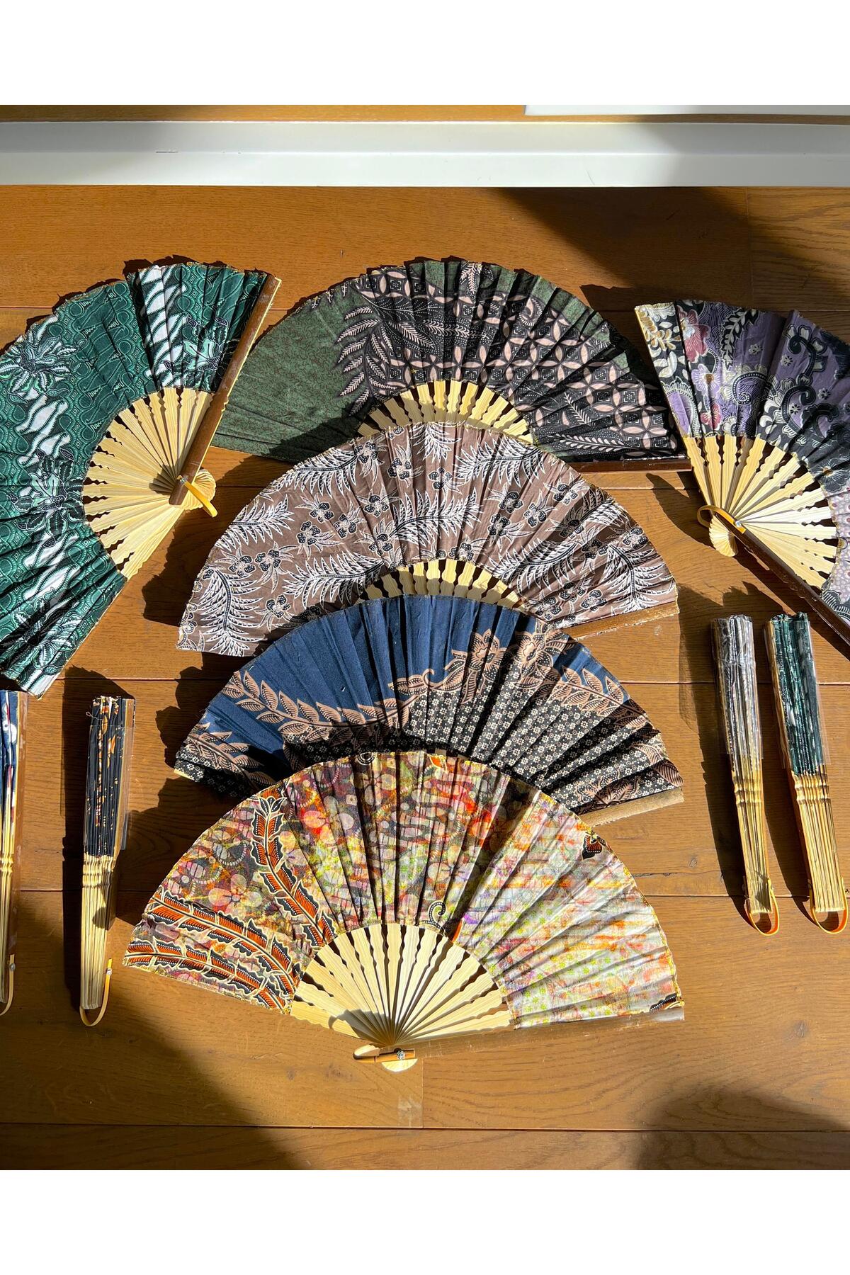 Miamantra El Yapımı Ahşap Yelpaze Endonezya Batik Kumaş -10 adet Büyük ...