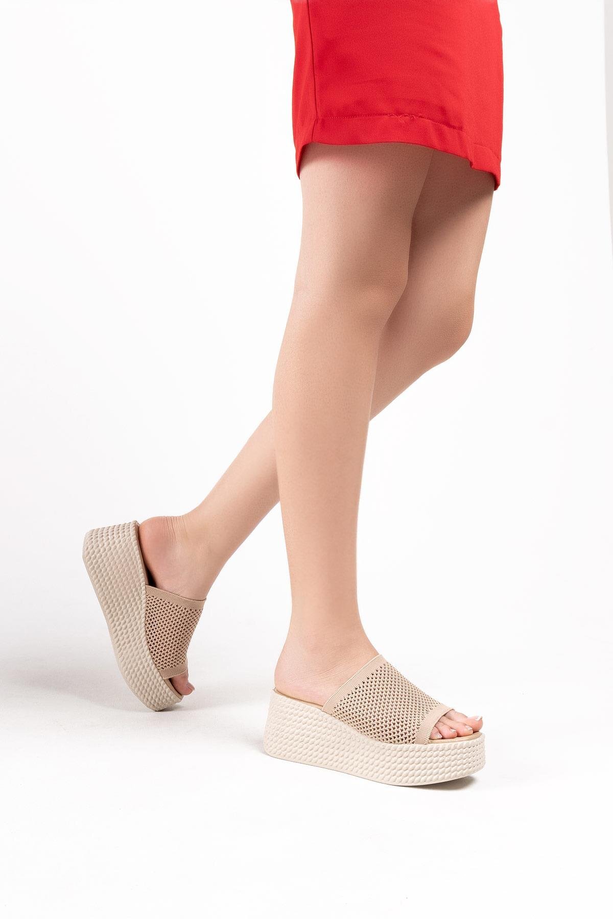 TOPUK Jodie Nude Düz Kalın Bantlı Delik Detaylı Dolgu Taban Terlik Fiyatı, Yorumları - Trendyol