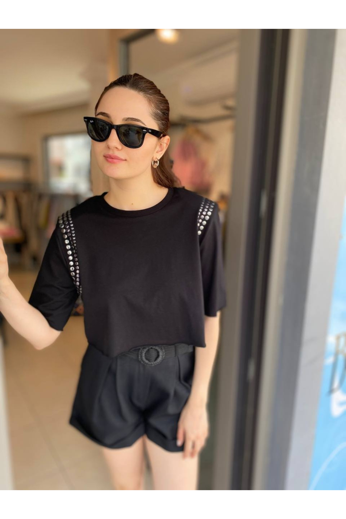 HANDE ÇOLPAN Siyah Zımba Baskılı Vatkalı Crop T-Shirt - Fiyatı, Yorumları