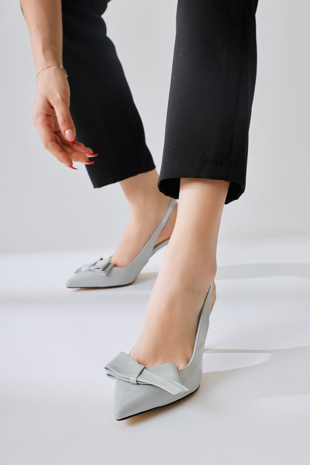 Limoya Thove Gri Rugan Sivri Burunlu Fiyonk Detaylı Topuklu Ayakkabı ...