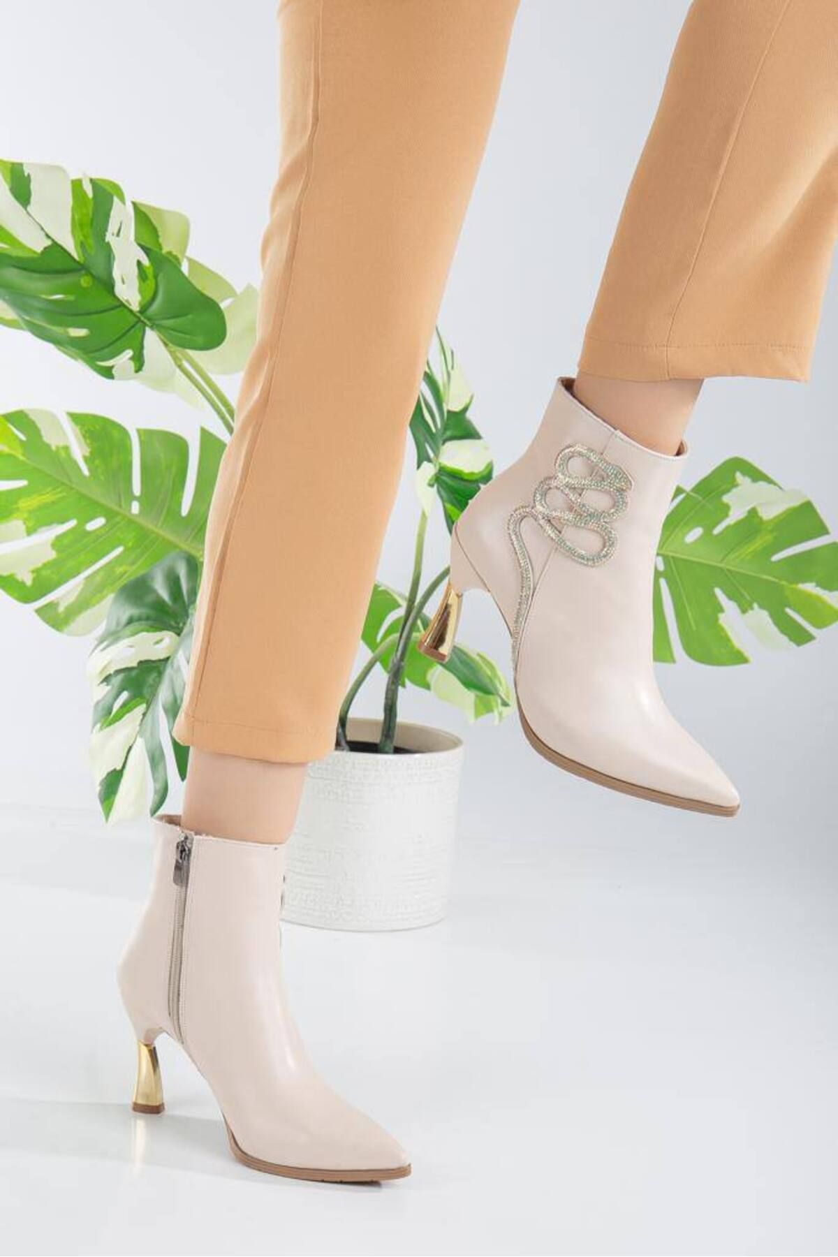 Favi Ayakkabı Bej Deri Yılan Aksesuarlı Sivri Burun Metal Topuklu Kadın Bot Fiyatı, Yorumları ...