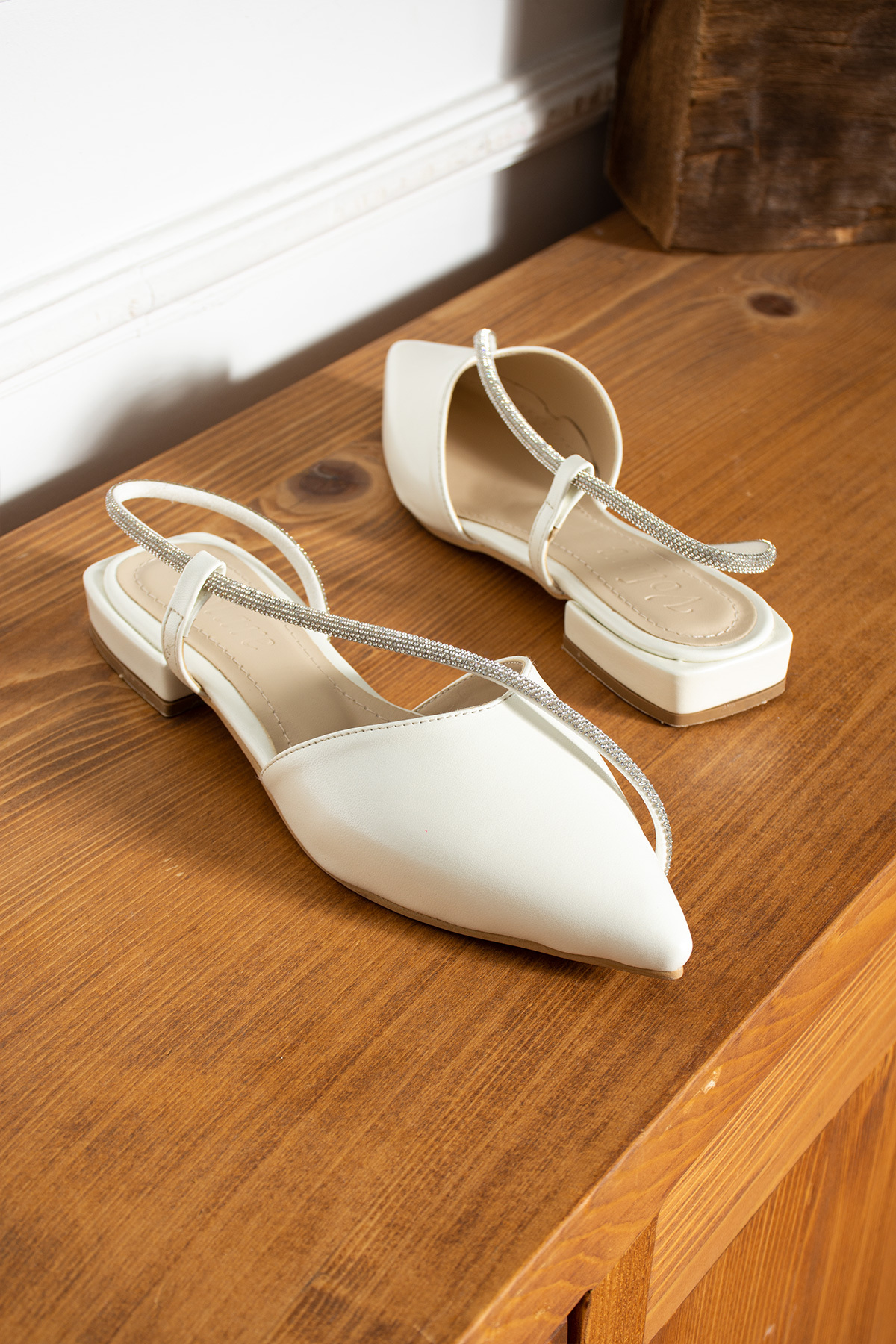 Volare Shoes Sivri Burun Parlak Detaylı Arkası Açık Sedef Beyaz Babet ...