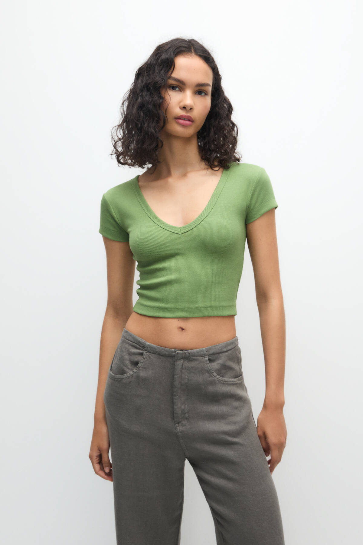 Pull & Bear V yaka crop fit t-shirtFiyatı, Yorumları - Trendyol