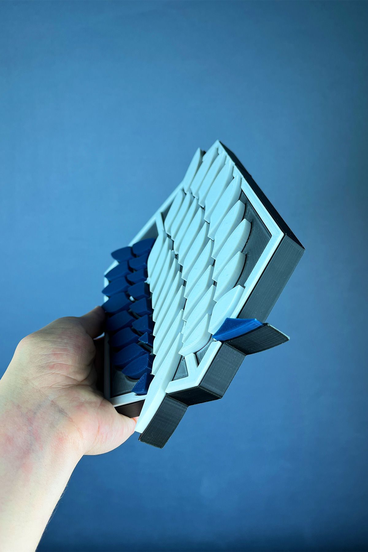 The Pieta Attack On Titan Sembol Logo Figür - Şık Masaüstü Dekorasyonu ...