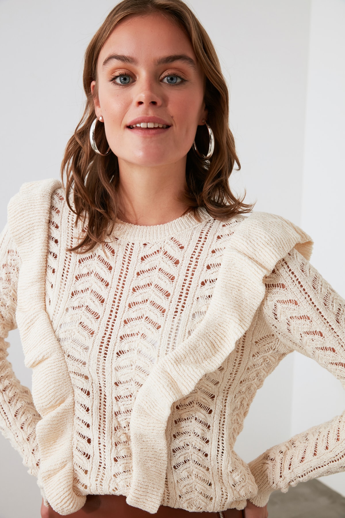 Trendyolmilla Ekru Ajurlu Fırfırlı Triko Kazak TWOAW21KZ2254 Fiyatı ...