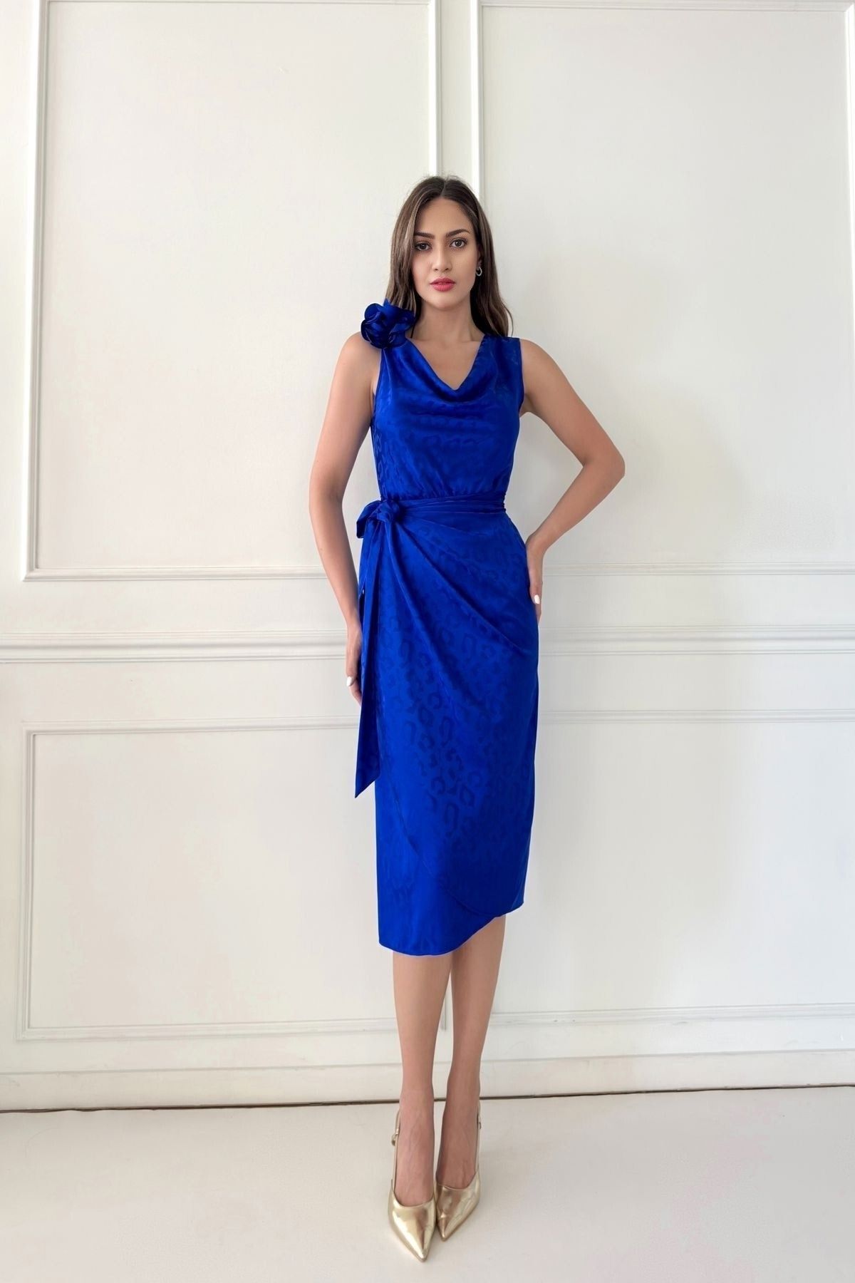 lovebox Saten Gül Aksesuarlı Kuşak Bağlamalı Degaje Yaka Şık Parlak ...