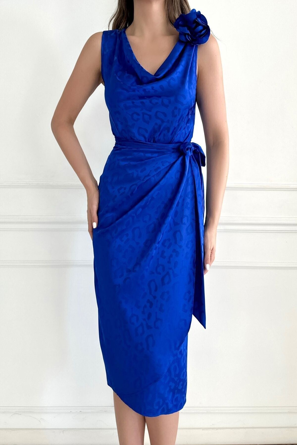 lovebox Saten Gül Aksesuarlı Kuşak Bağlamalı Degaje Yaka Şık Parlak ...