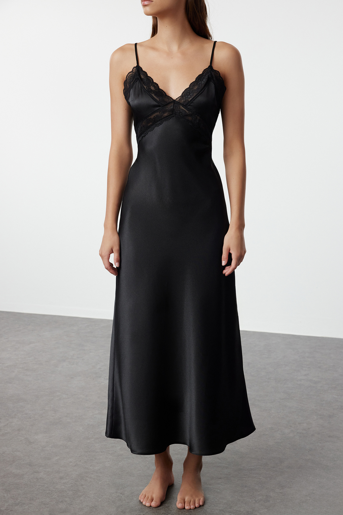 Trendyolmilla Siyah Dantelli Sırt Detaylı İp Askılı Saten Dokuma ...