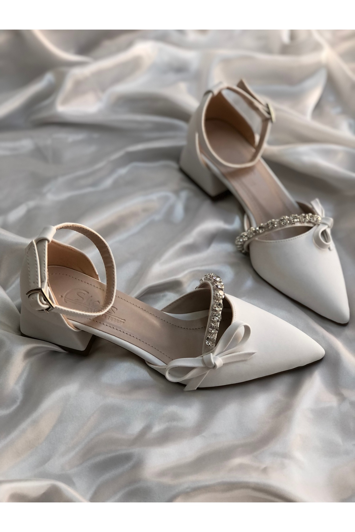 Hg Ayakkabı SVETA BEYAZ TAŞLI FİYONKLU TOPUKLU SATEN AYAKKABI Fiyatı, Yorumları - Trendyol