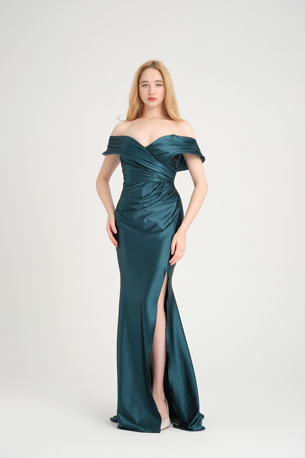 meksila kadın kayık yakalı pile detaylı yırtmaçlı uzun balık form saten ...