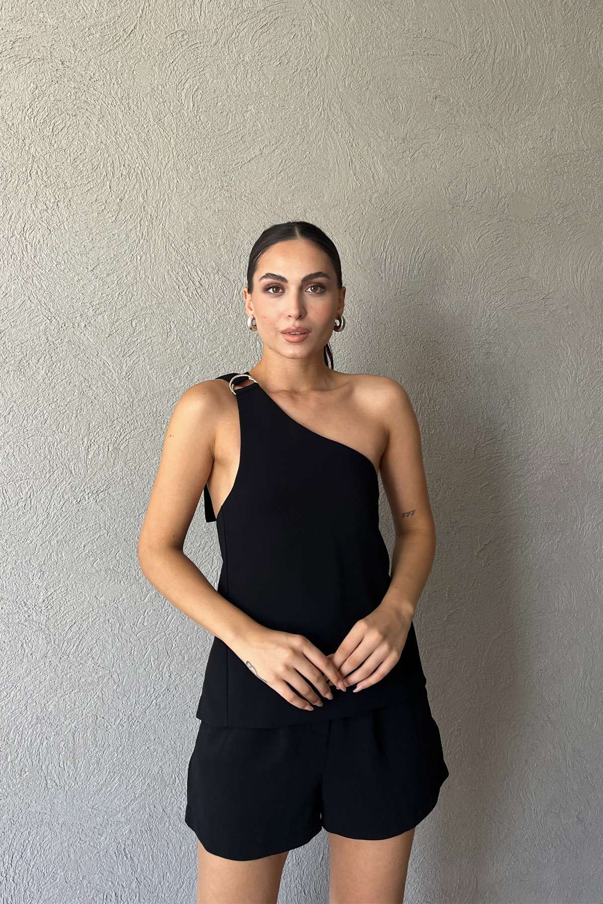 Seda Yalçın Atelier Siyah Aparat Detaylı Tek Omuz Bağlamalı Asimetrik ...