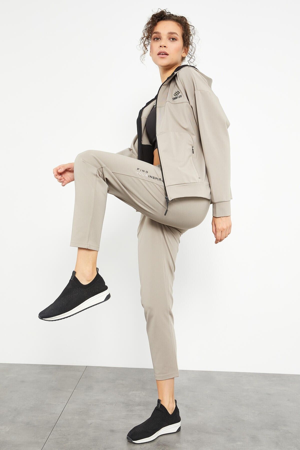 TOMMY LIFE Koyu Bej Kapüşonlu Gizli Cep Detaylı Standart Kalıp Kadın ...