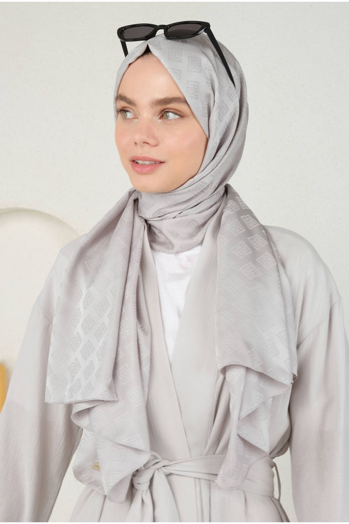 HEQA Logo Desen Jakar Şal Açık Gri Fiyatı, Yorumları - Trendyol