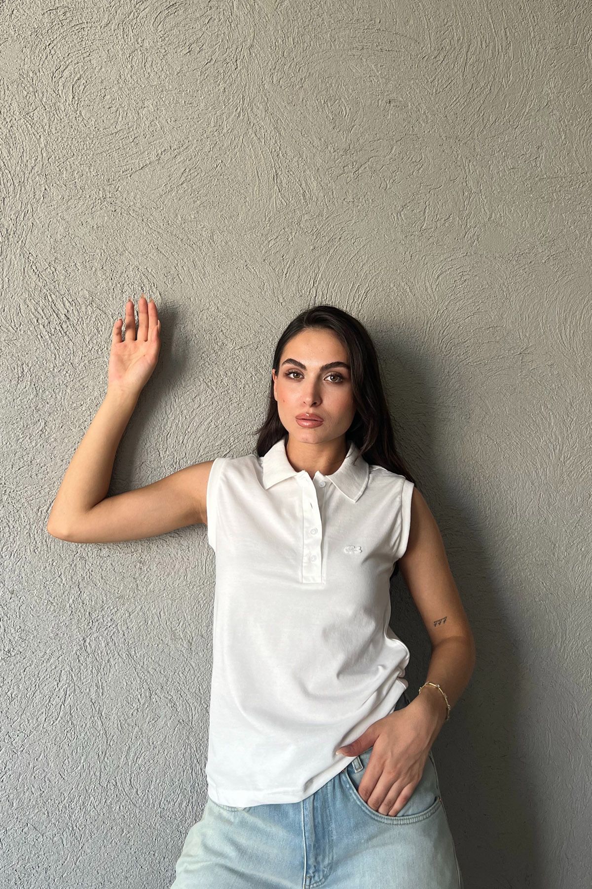 Seda Yalçın Atelier Beyaz Polo Yaka Sıfır Kol Basic Atlet - Fiyatı ...