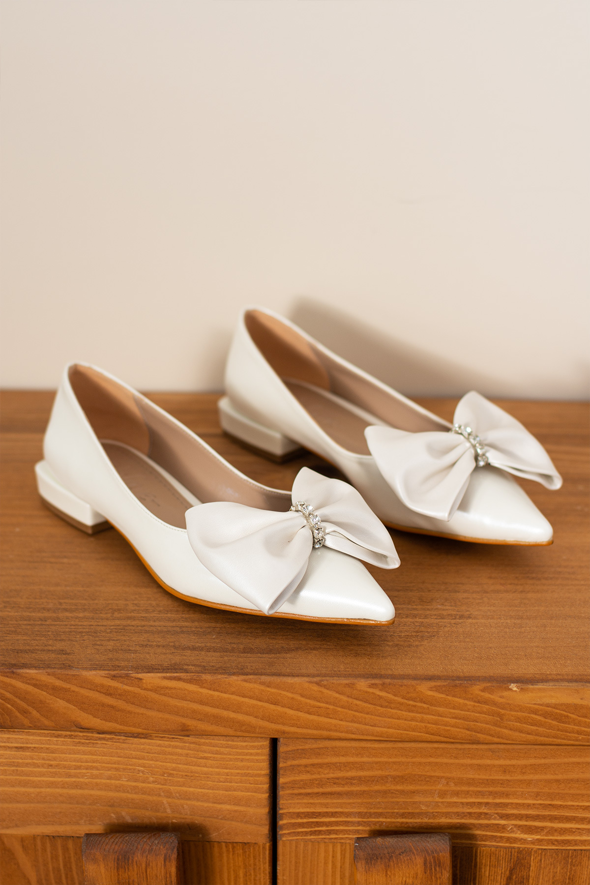 Volare Shoes Sivri Burun Fiyonk Detaylı Sedef Beyaz Babet Gelinlik Ayakkabısı Lyon - Fiyatı ...