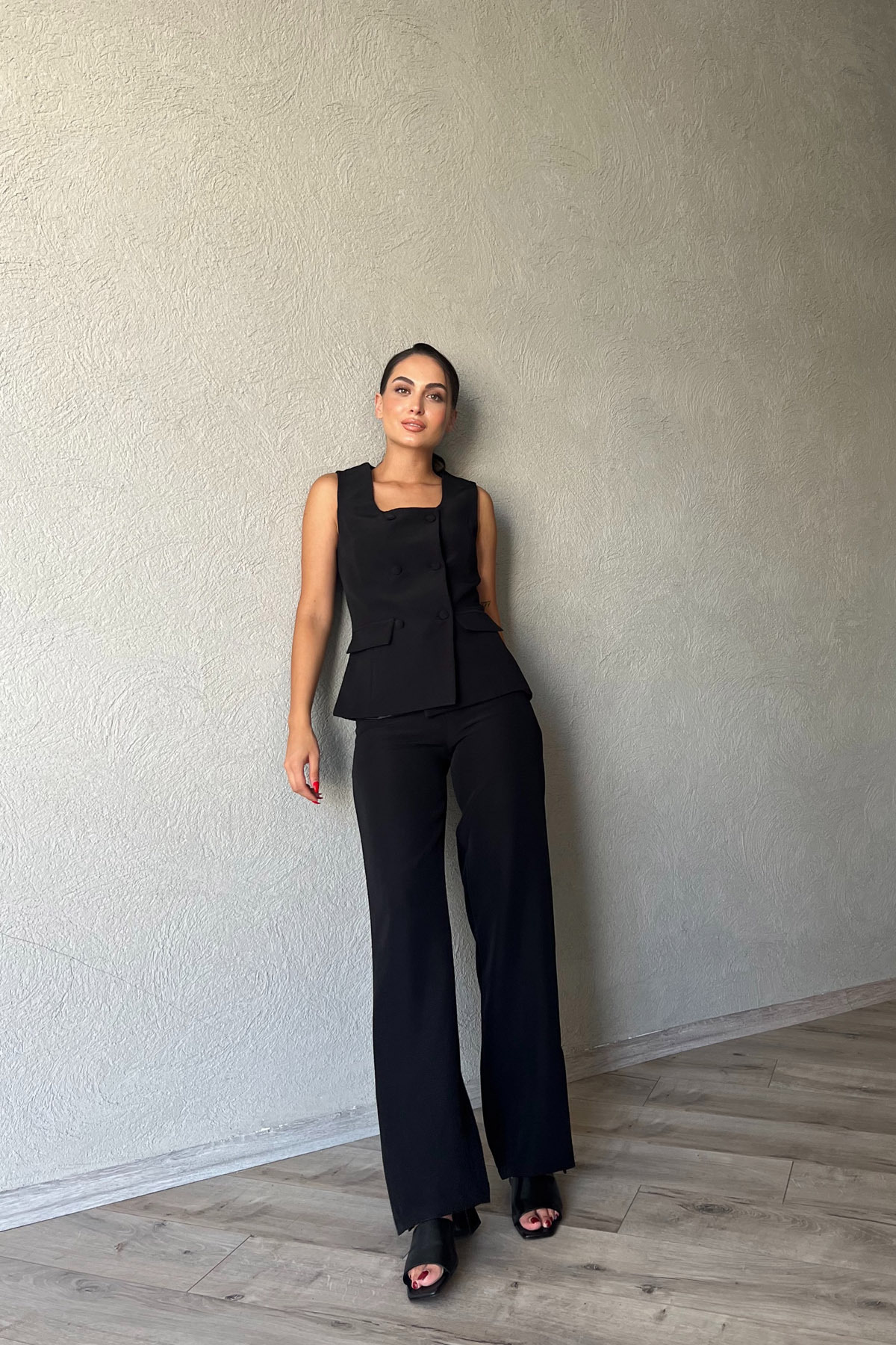 Seda Yalçın Atelier Siyah Kare Yaka Düğmeli Yelekli Takım Fiyatı ...