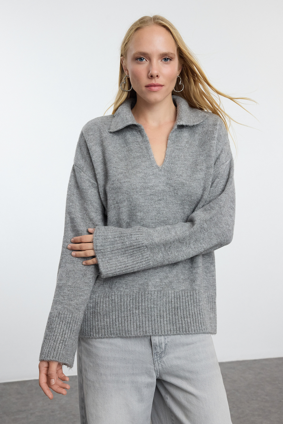 Trendyolmilla Gri Yünlü Geniş Kalıp Polo Yaka Basic Triko Kazak TWOAW25KZ00009 Fiyatı, Yorumları ...