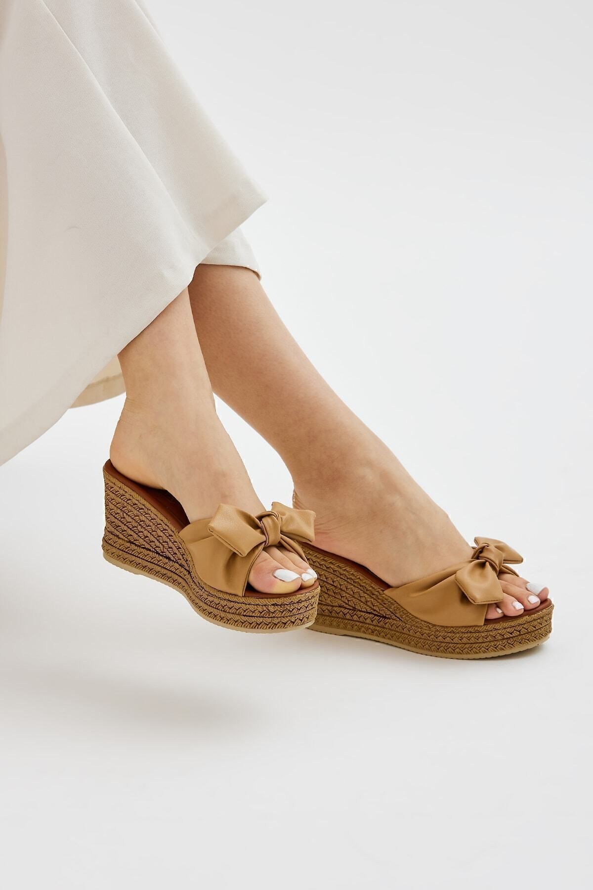 Moda Devrin Vizon Fiyonk Dolgu Topuk Kadın Terliği Topuklu Terlik ...