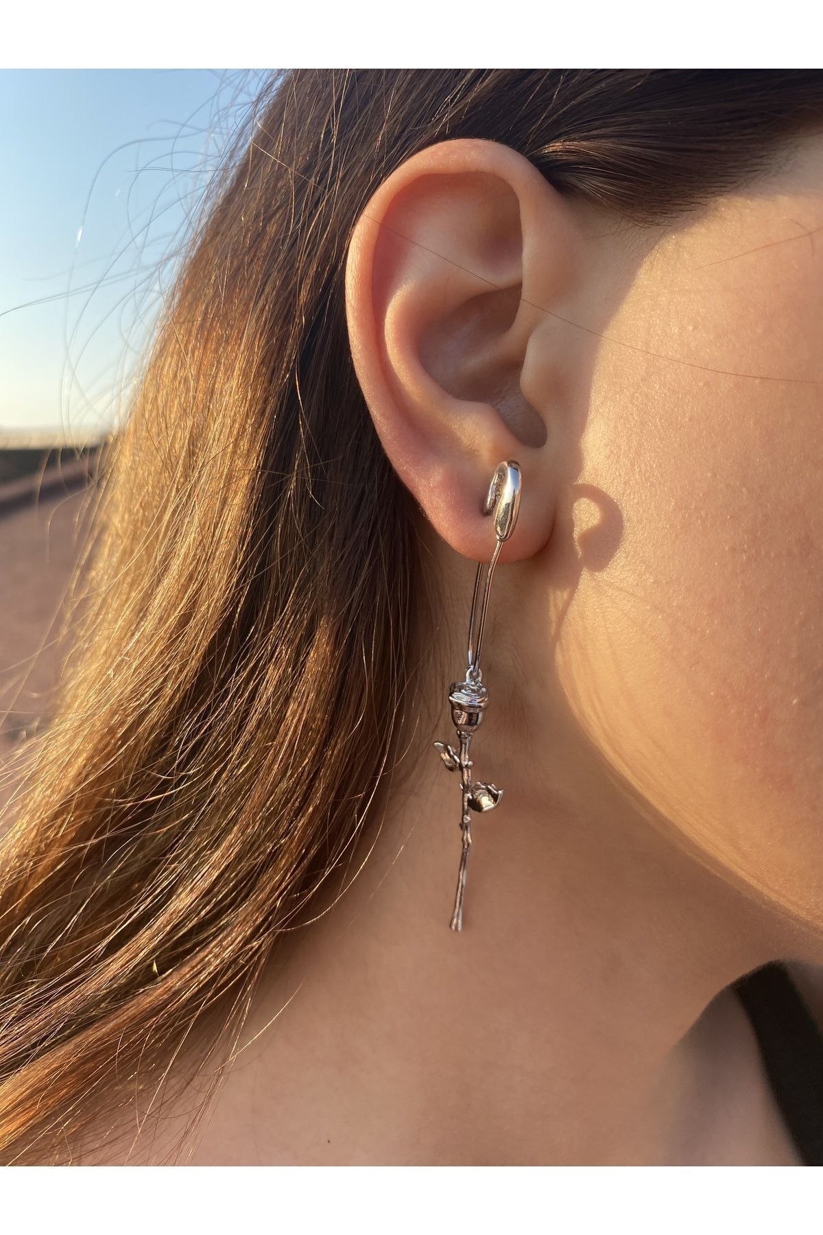 MRK Şahmaran Şahsu Gümüş Renk Çengelli Tek Gül Küpe Serenay Sarıkaya ...