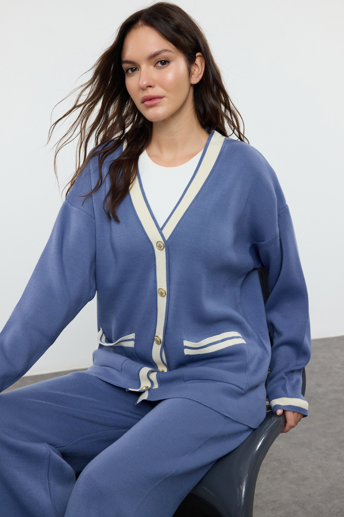 TRENDYOL MODEST Set cardigan și pantaloni indigo bloc de culoare auriu - cu buzunare ...