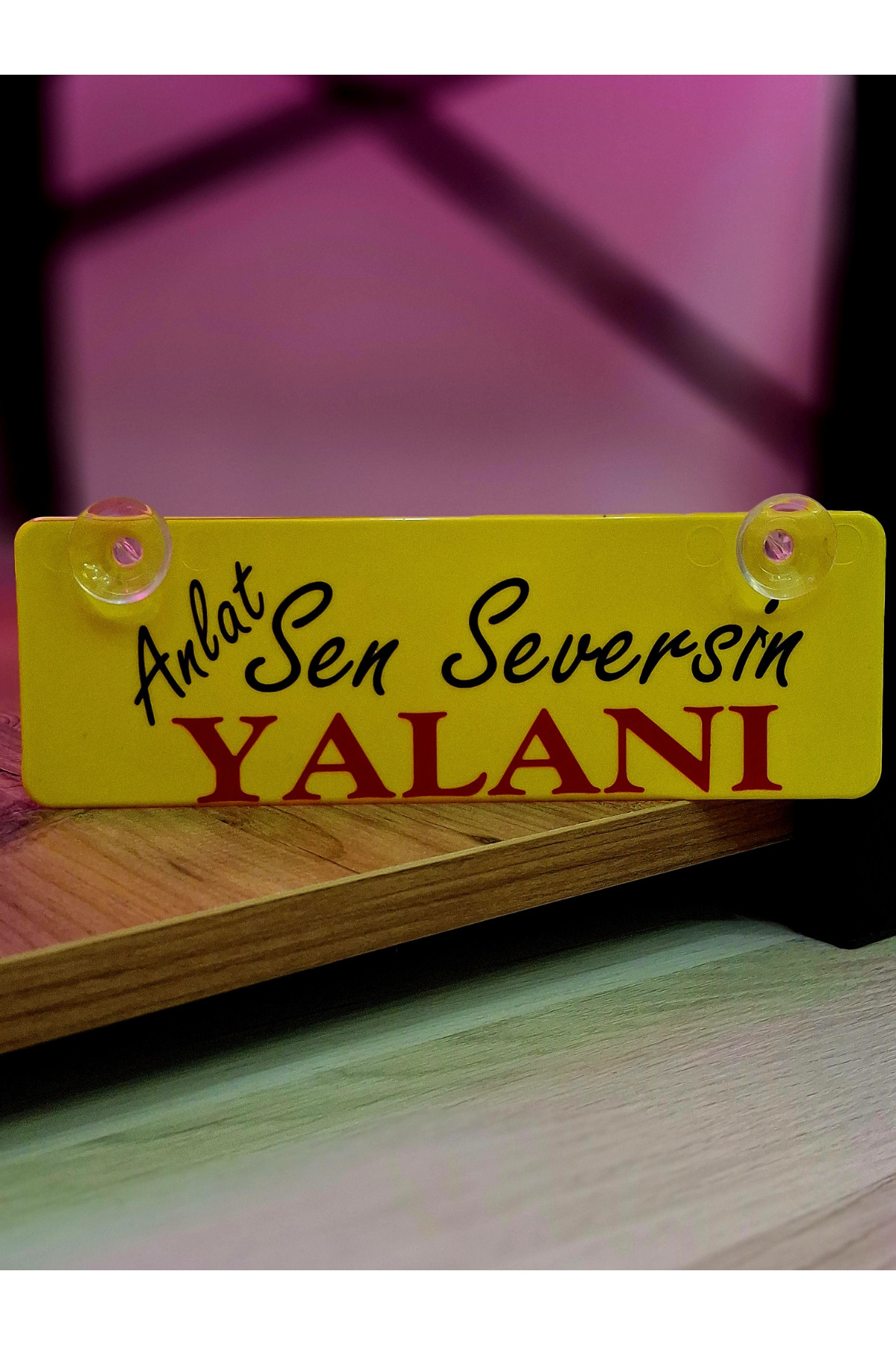Store Anlat Sen Seversin Yalanı Yazılı Sarı Dekor Plaka Vantuzlu Cam ...