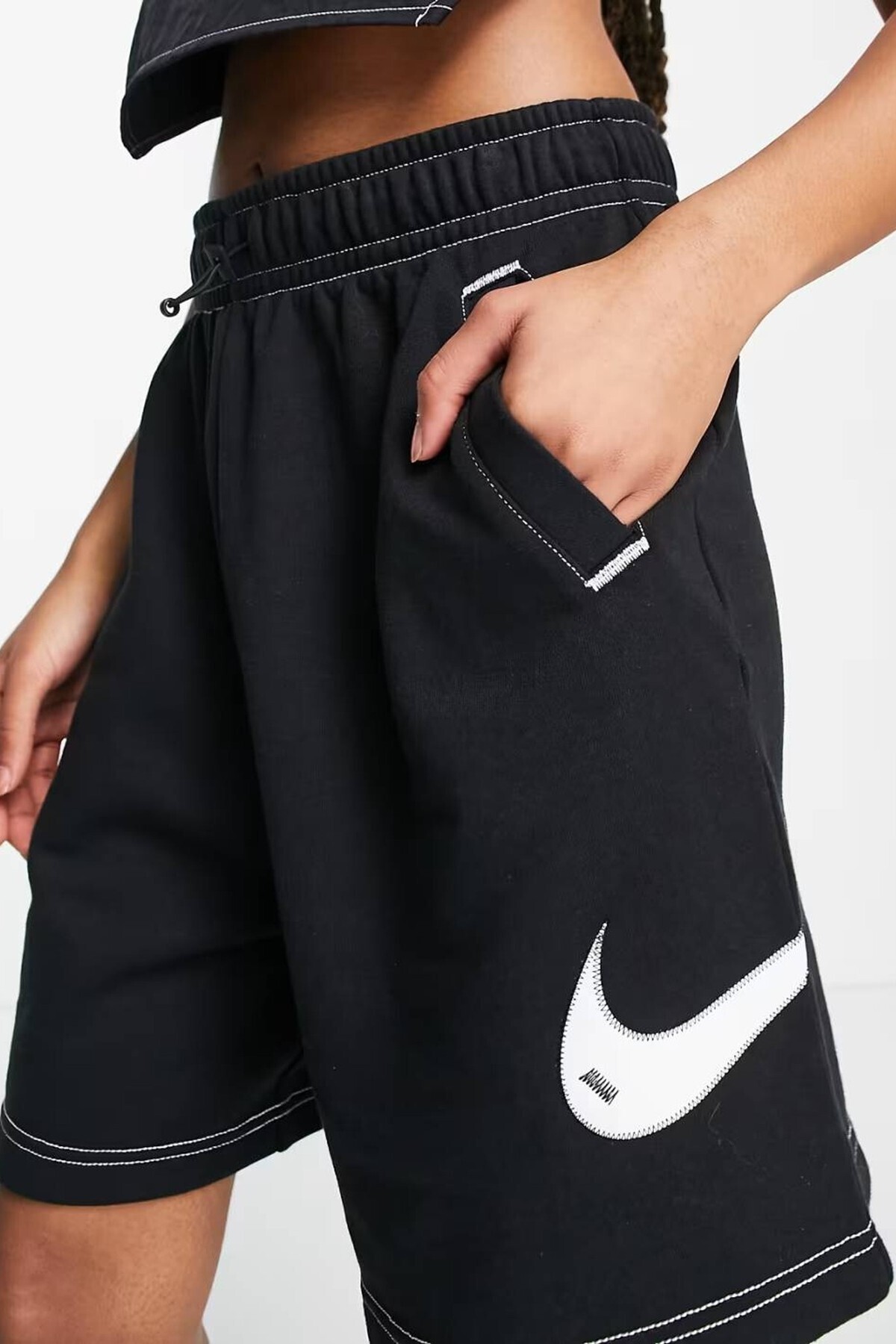 Nike Swoosh Contrast Stitch Fleece High Rise Loose Fit Shorts Kadın ...