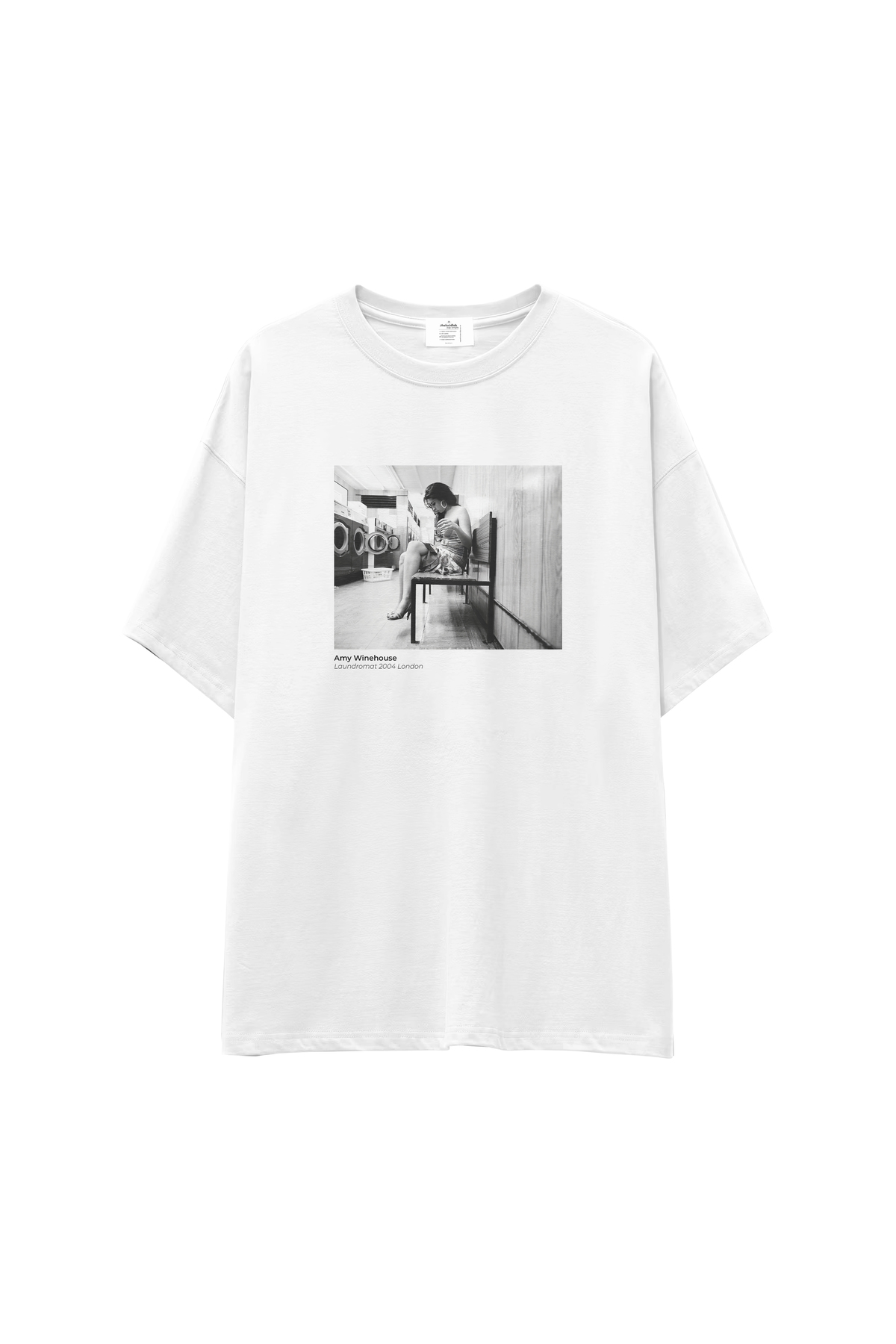 The Lucid Lab Amy Winehouse at the laundromat 2004 Oversize Tişört ...