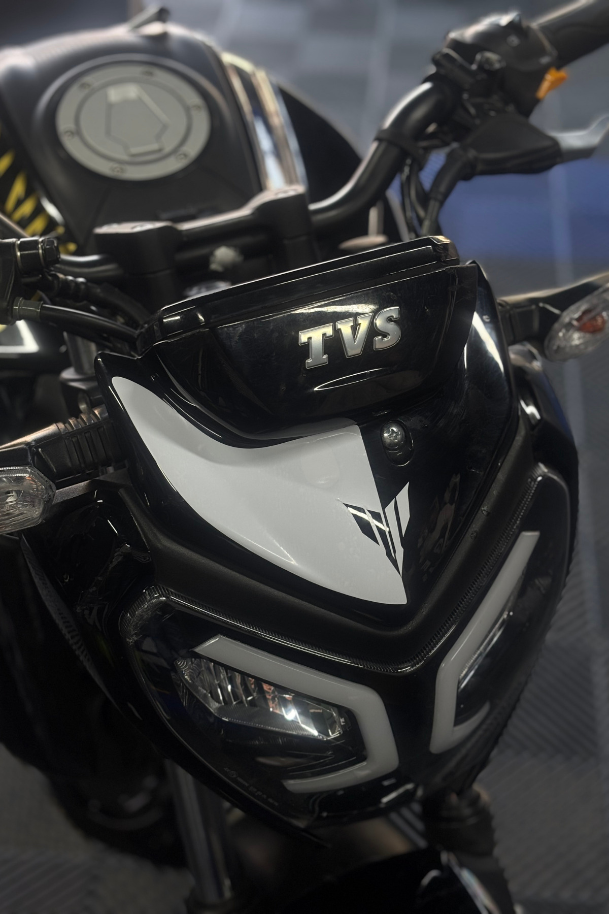 Banxtre TVS Raider için Beyaz Renk MT Kafa Detay Sticker - Fiyatı, Yorumları