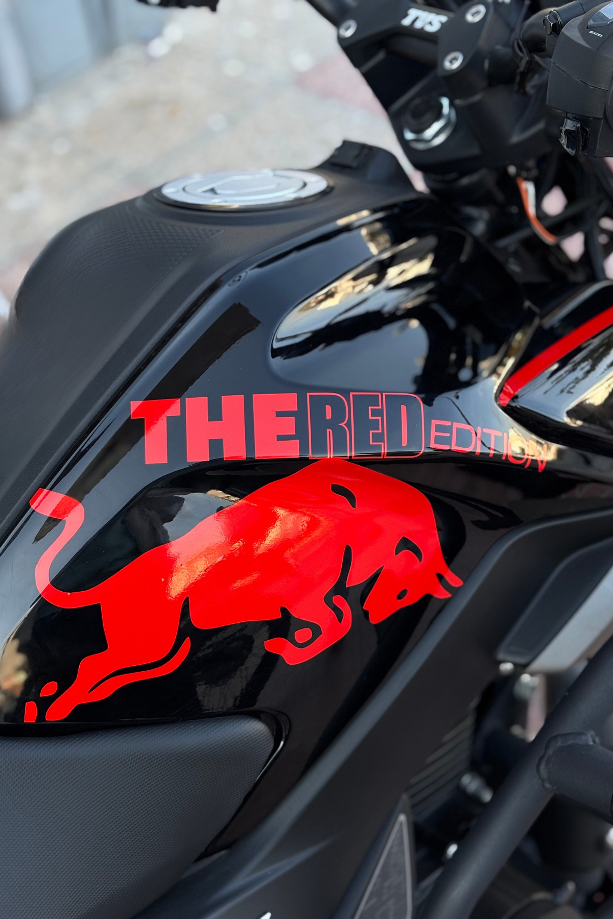 Banxtre TVS Raider 125 için THE RED EDİTİON Boğa Enerji Reflektörlü Kırmızı Sticker Seti (Sağ ...